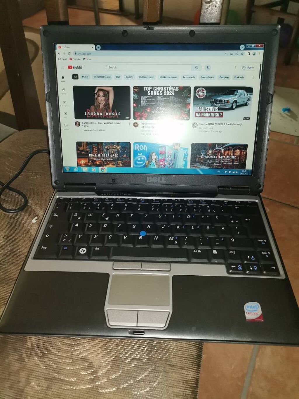 Intel Pentium, 2 GB OZU, 12 "