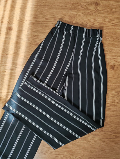 Bershka pantalone NOVO