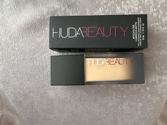 Huda Beauty Puder