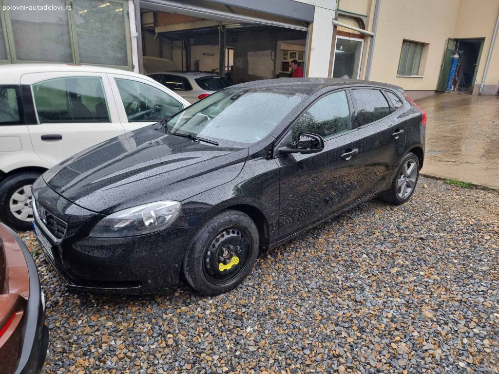 Volvo v40 delovi