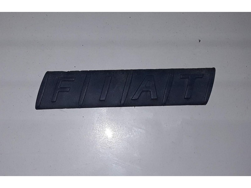 Fiat plasticna oznaka sa auta. Stariji model,