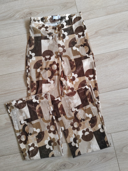 Bershka pantalone zvonarice