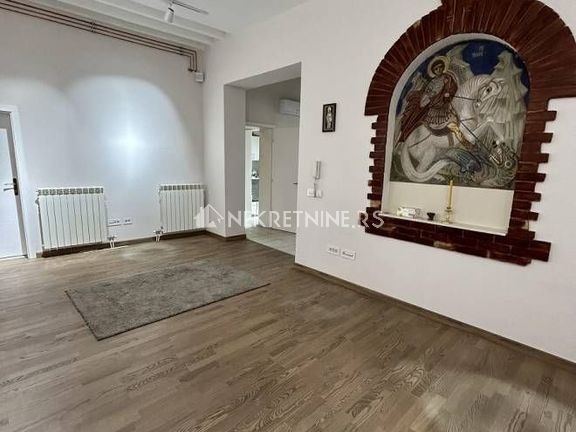 Izdajemo poslovni prostor, Palmotićeva, 140m2, prazan