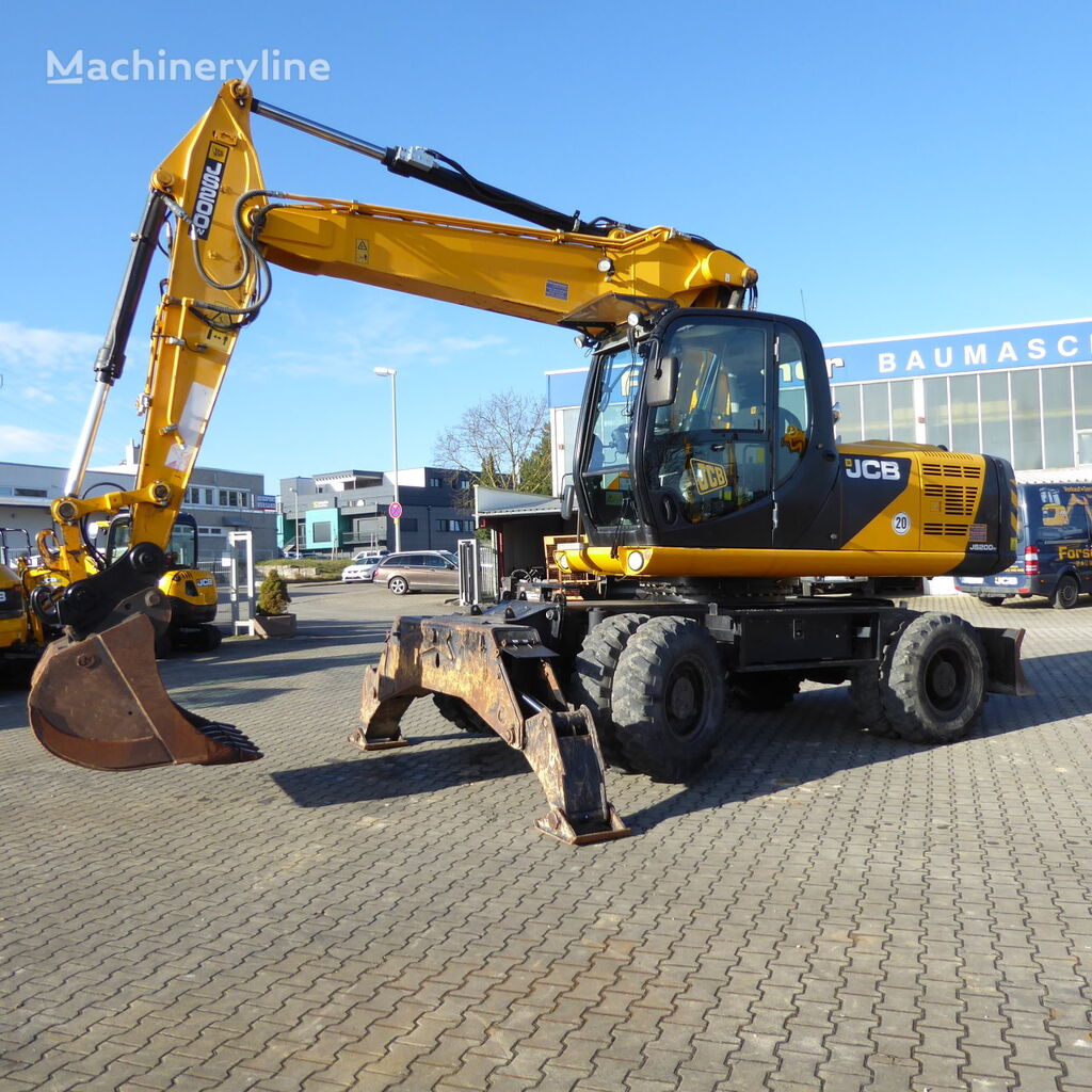 JCB JS200W mit Planierschild und Pratzenabstützung bager točkaš