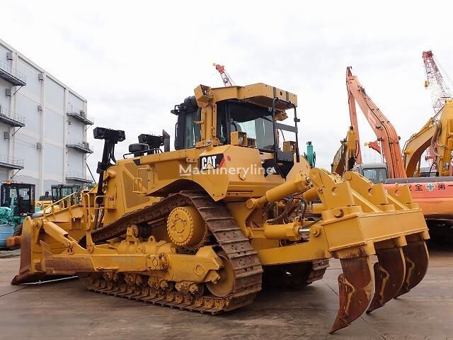 Caterpillar D8T buldožer