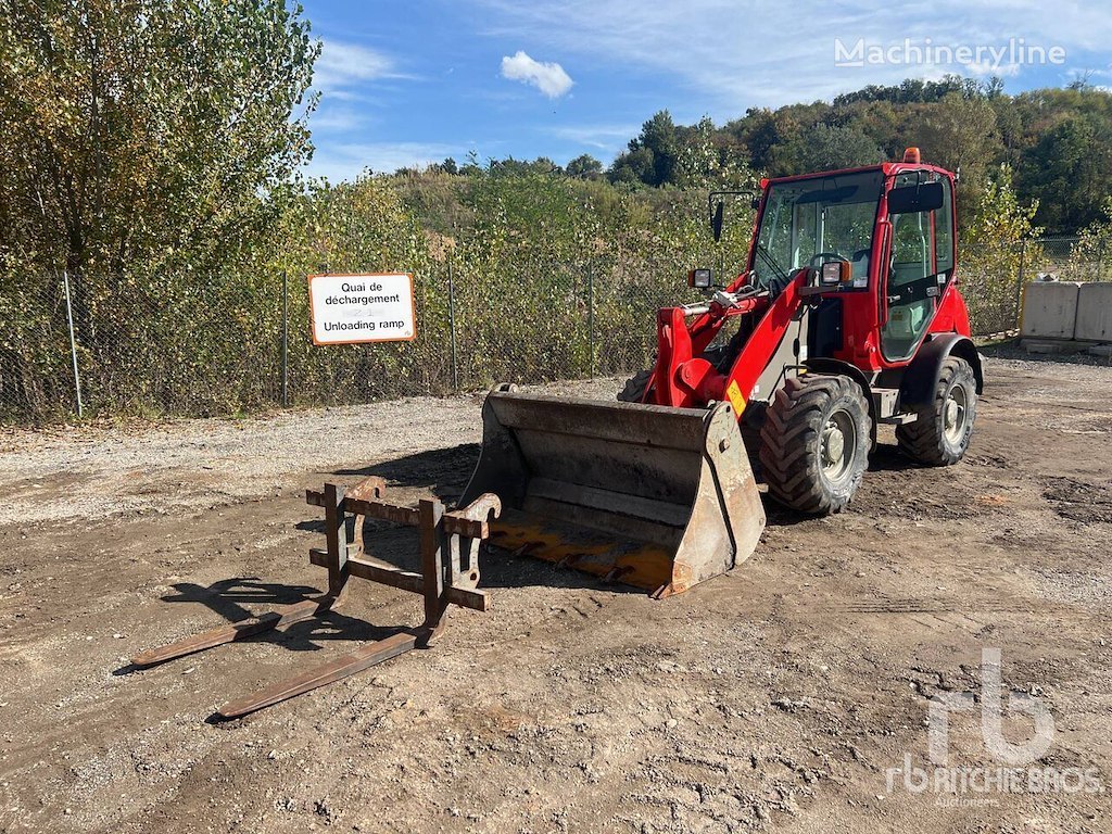 Prodaje se Komatsu WA70-7 Chargeuse Sur Pneus prednji utovarivač na aukciji