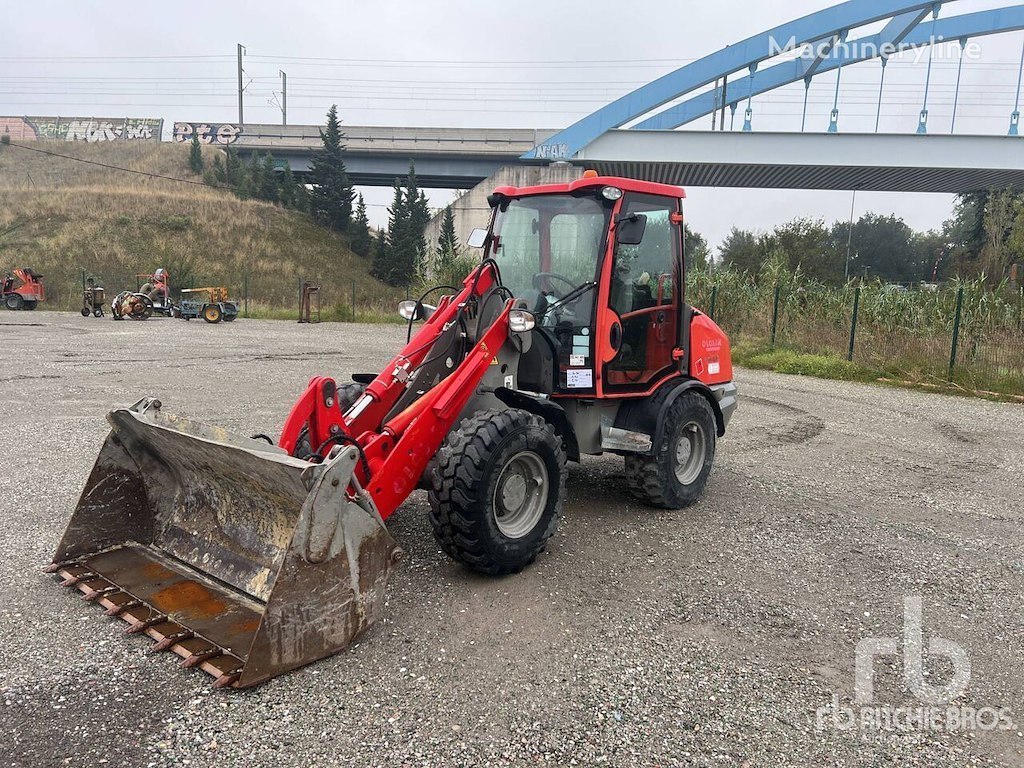 Prodaje se JCB 406B Chargeuse Sur Pneus prednji utovarivač na aukciji