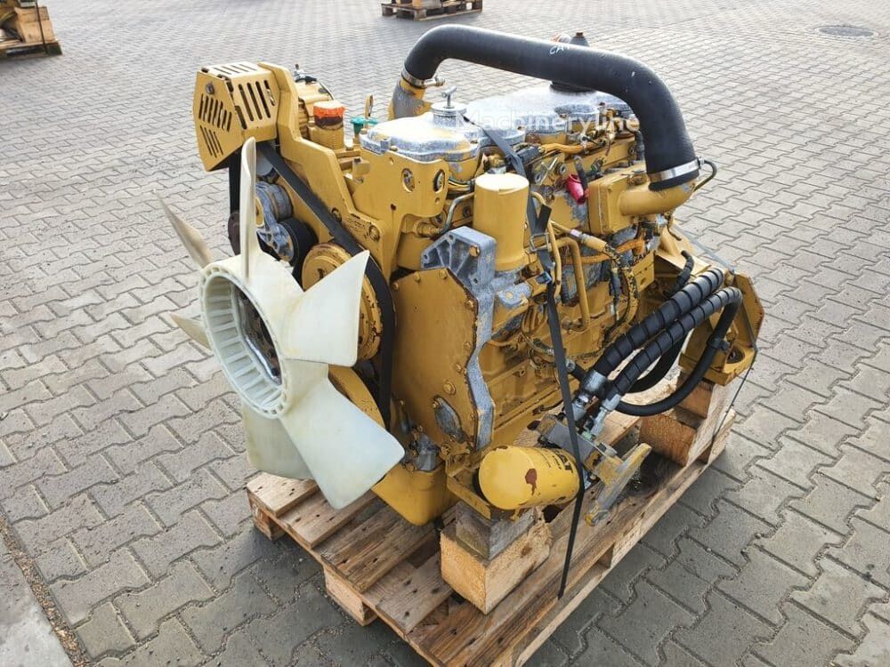 Motor za Caterpillar 3126 expus pe palet, vedere frontală cu ventilatorul vizibil građevinske mašine