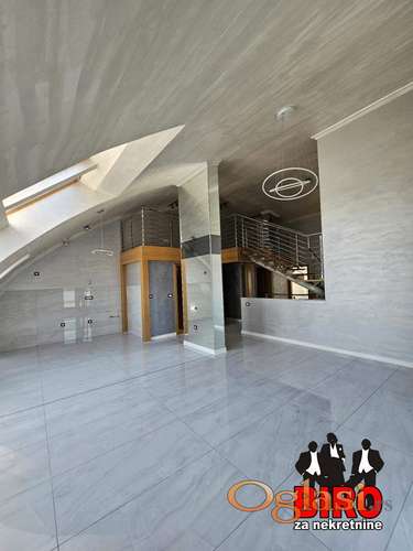 ~~~ Fenomenalan useljiv PENTHOUSE, Telep + 2 garažna mesta ~~~