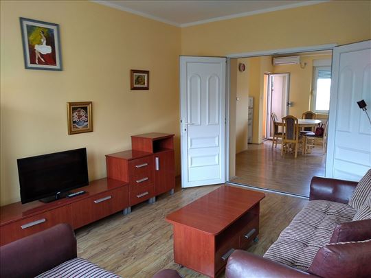 Renoviran dvosoban stan u Zemunu, Glavna, 64m2