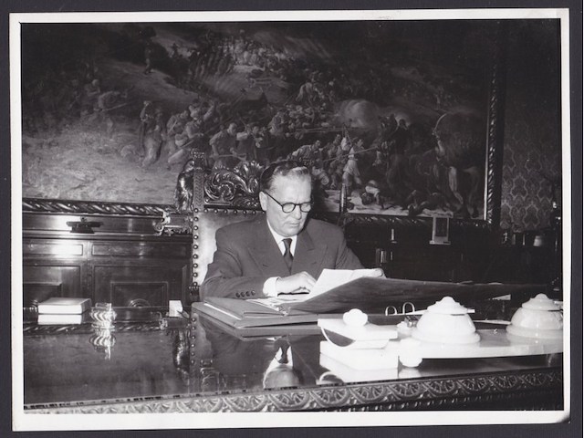 JOSIP BROZ TITO u kabinetu FOTOGRAFIJA