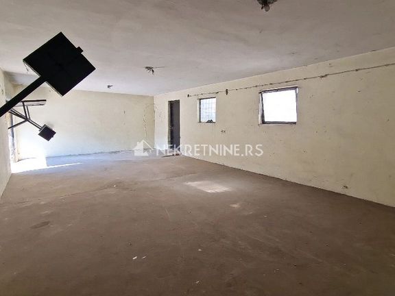 Odličan skladišni prostor (uknjižen), 52m2, centar Petrovaradina, moguća pregrada i prodaja odvojeno