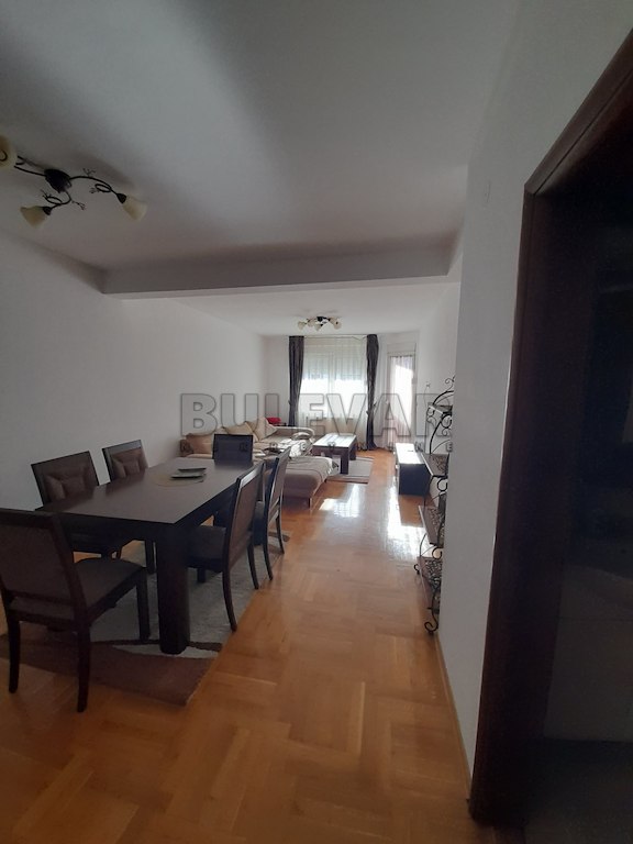 Trosoban stan, 100 m2, Centar, Janka Veselinovića ID: p-012603