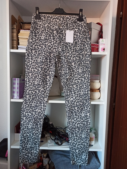 Nove C&A skinny animal pantalone sa etiketom