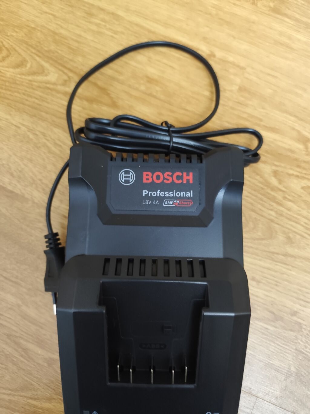 Novi nekorišćeni Bosch professional punjač GAL 18V-40 Kompaktni punjač