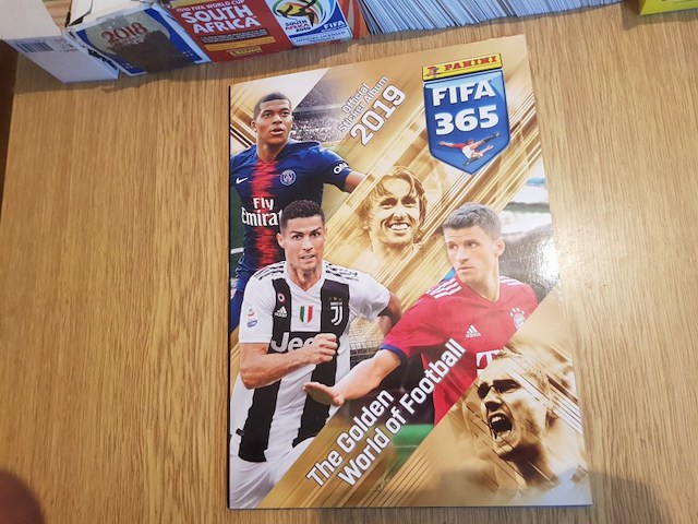 Prazan album - FIFA 365 2019 (Panini),sa slicicama