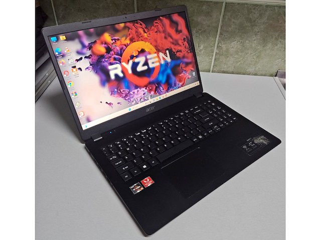 ACER A315 Ryzen 3 3250U 8GB 256SSD Full HD odlična bat