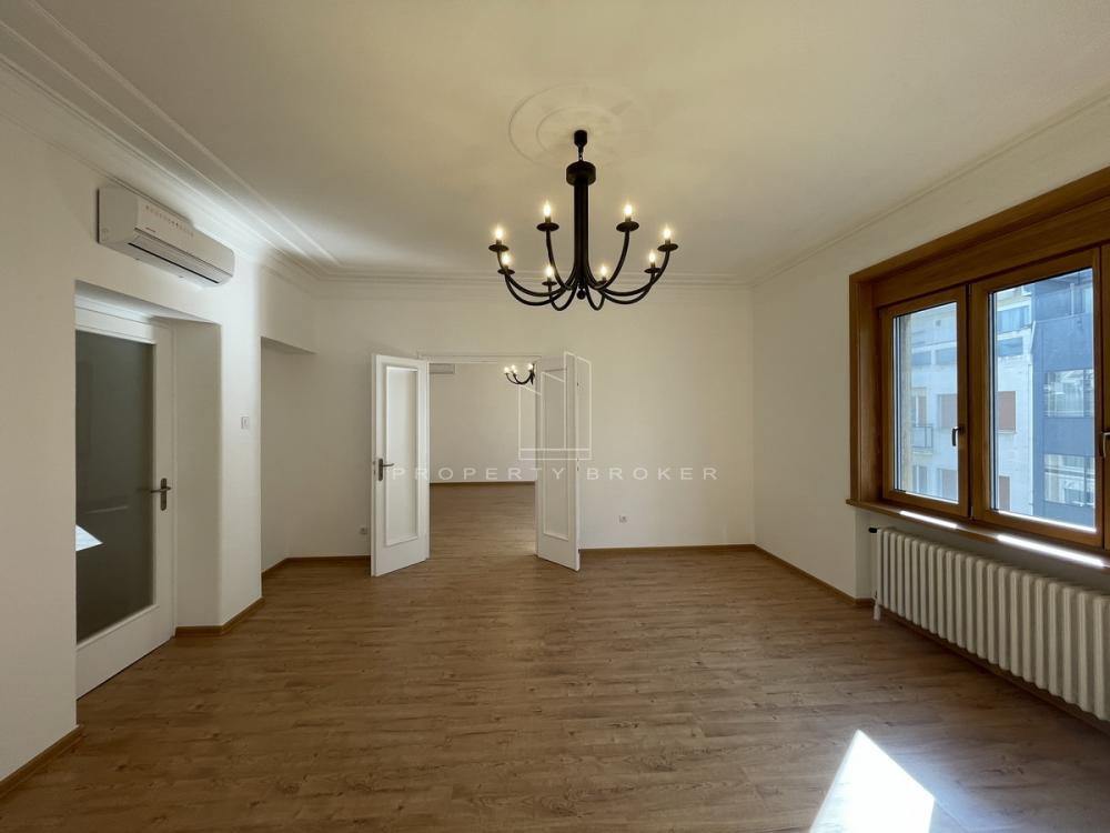 Knez, salonac, odmah useljiv ID#3524 3.000 €