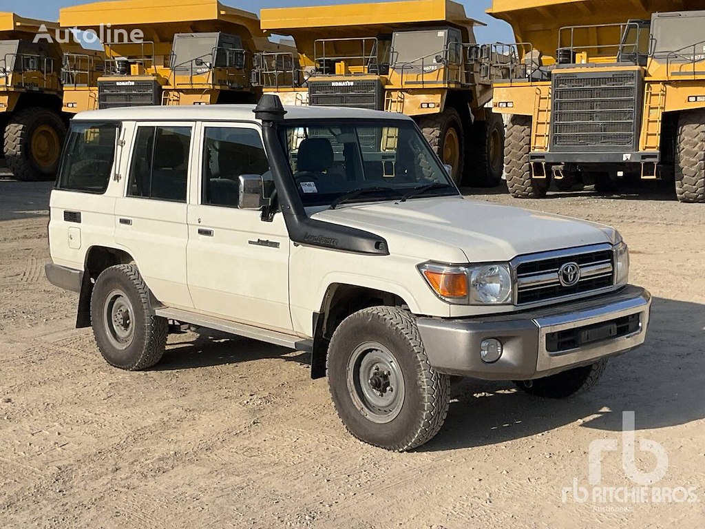 Prodaje se Toyota LAND CRUISER LX 76R 4x4 terenac na aukciji