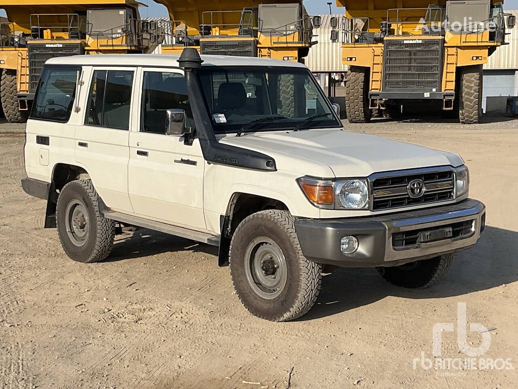 Prodaje se Toyota LAND CRUISER LX 76R 4x4 terenac na aukciji