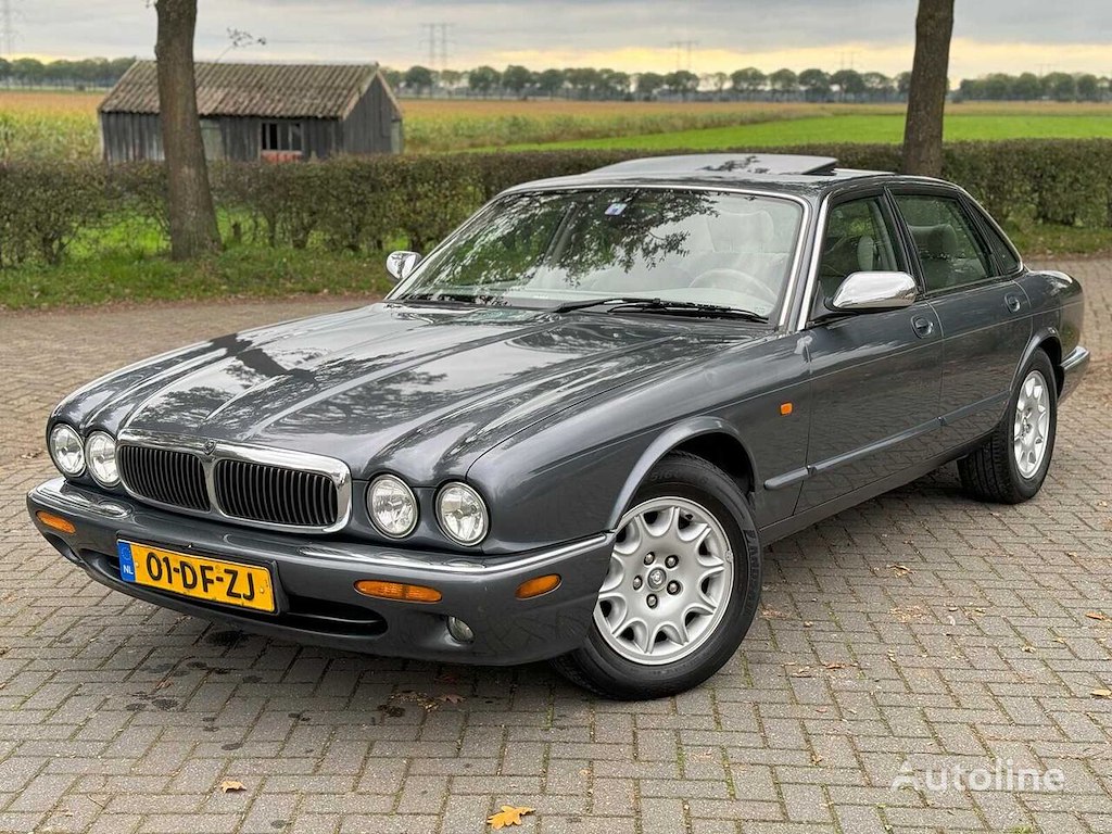 Prodaje se Jaguar XJ 8 sedan na aukciji