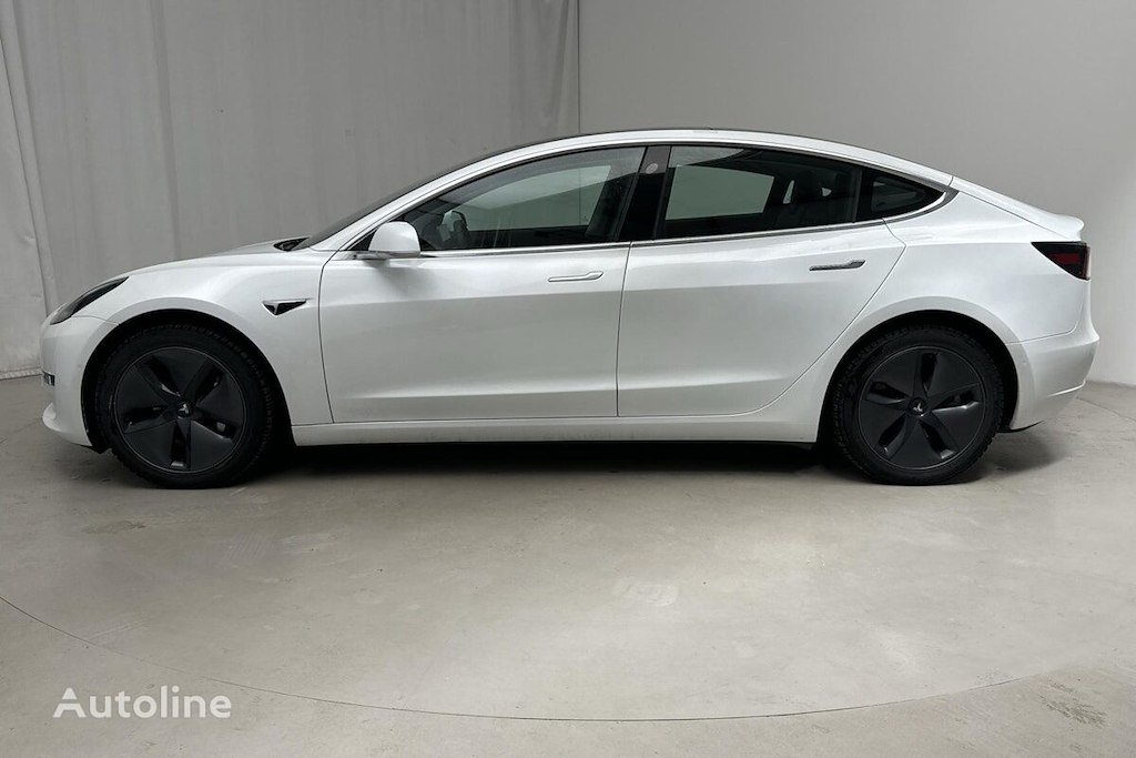 Prodaje se Tesla Model 3 sedan na aukciji