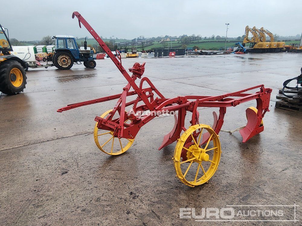 Prodaje se Massey Harris 3 Furough Plough plug na aukciji