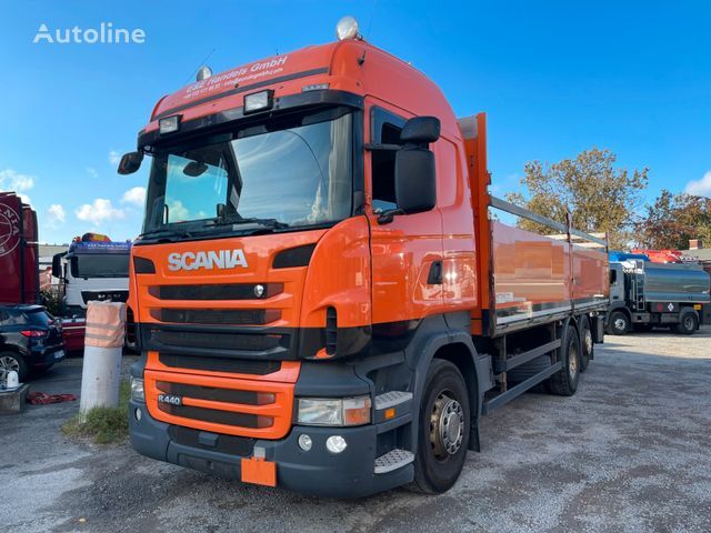 Scania R440 kamion s ravnom platformom