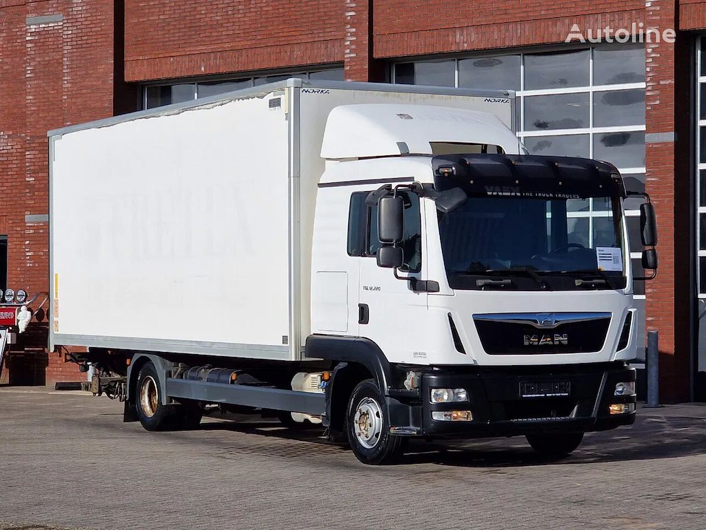 MAN TGL 12.220 4x2 - Box - Zepro Loadlift - Navi- Sleepercab - Euro kamion furgon