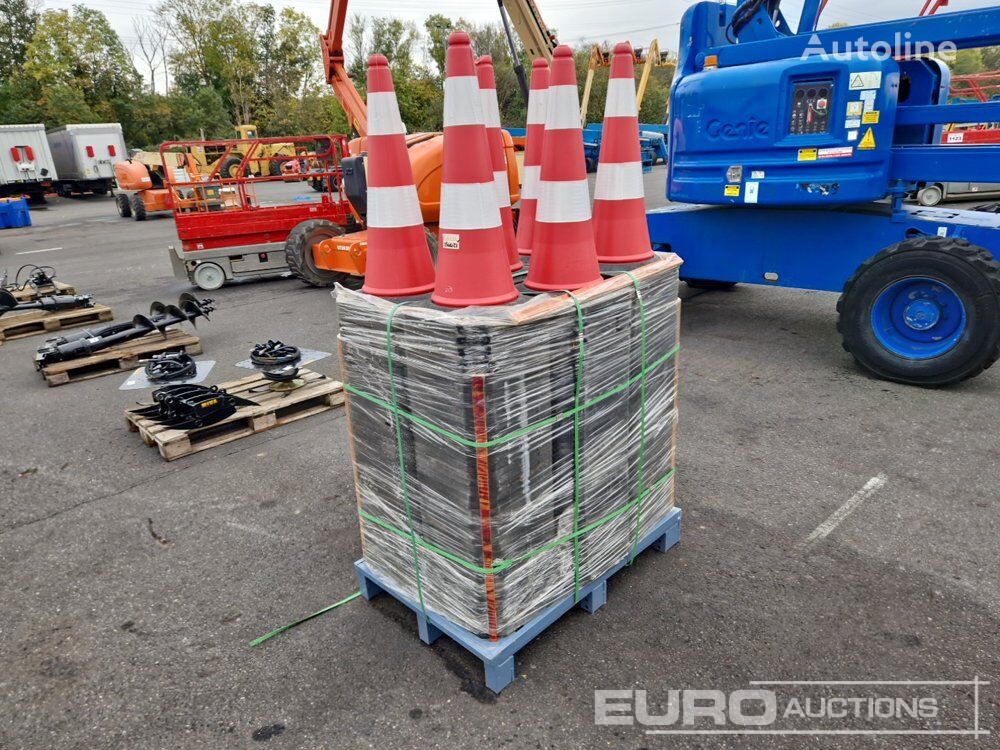 Prodaje se Traffic Cones (250 of) ostalu opremu na aukciji