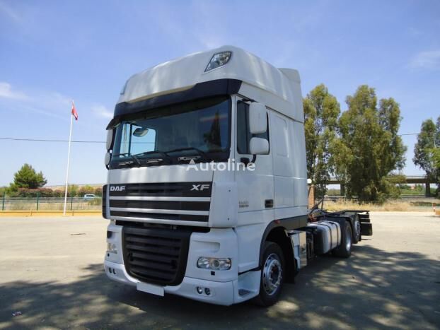 DAF XF 105 460 kamion autopodizač kontejnera