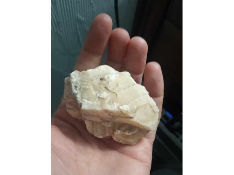 Mlečni kvarc, veći prirodni neobrađen, mineral