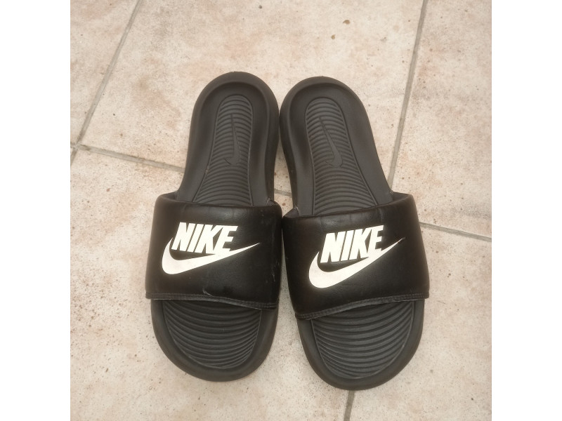 NIKE ODLICNE PAPUCE 39,5CM