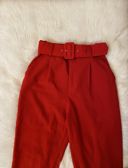 Zara crvene pantalone sa kaisem