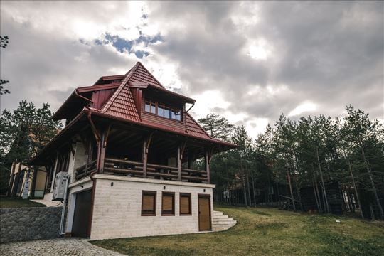 Luksuzna vila u rustičnom stilu 12km od centra ZL