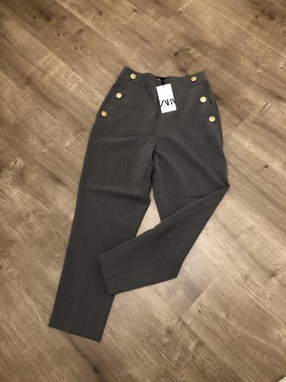 Zara prelepe sive pantalone sa ukrasnim dugmadima