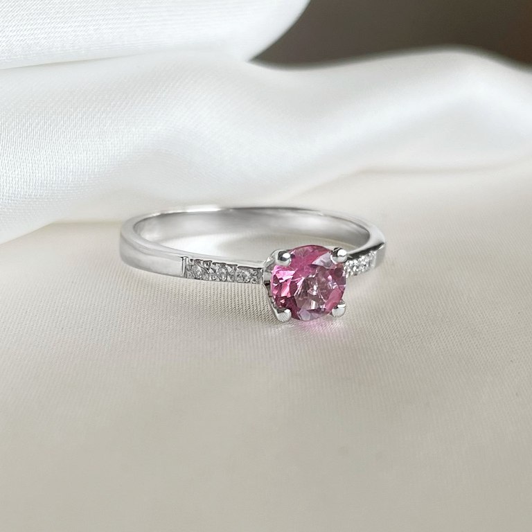 Prsten od belog zlata sa pink topazom 0.59 ct i brilijantima 0.04 ct Vs-Gh