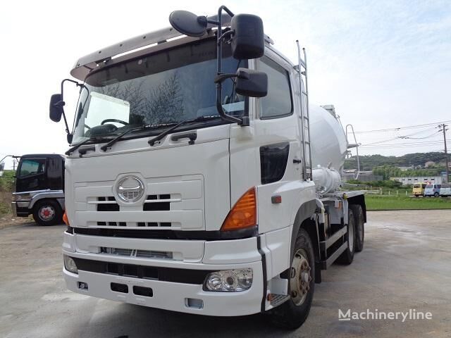 Hino Profia kamion s mešalicom za beton