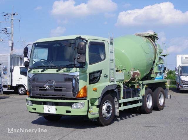 Hino Profia kamion s mešalicom za beton