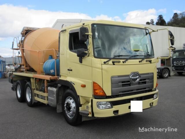 Hino Profia kamion s mešalicom za beton