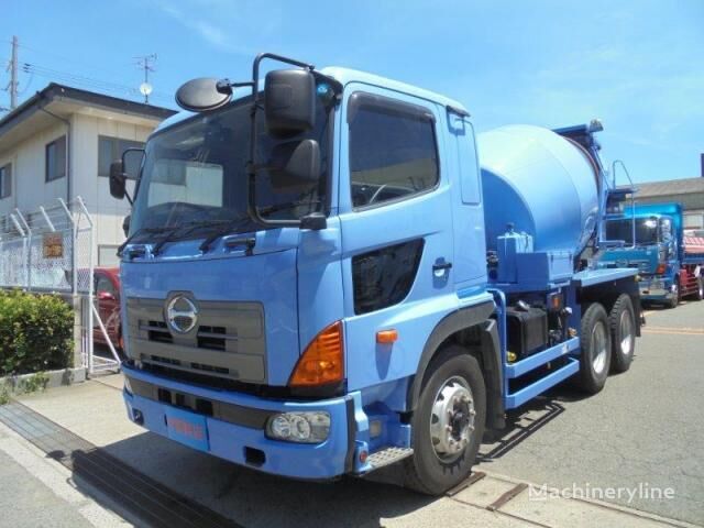 Hino Profia kamion s mešalicom za beton