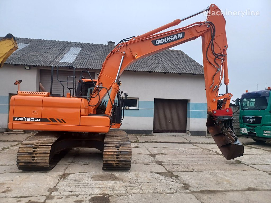 Doosan DX180 LC bager guseničar