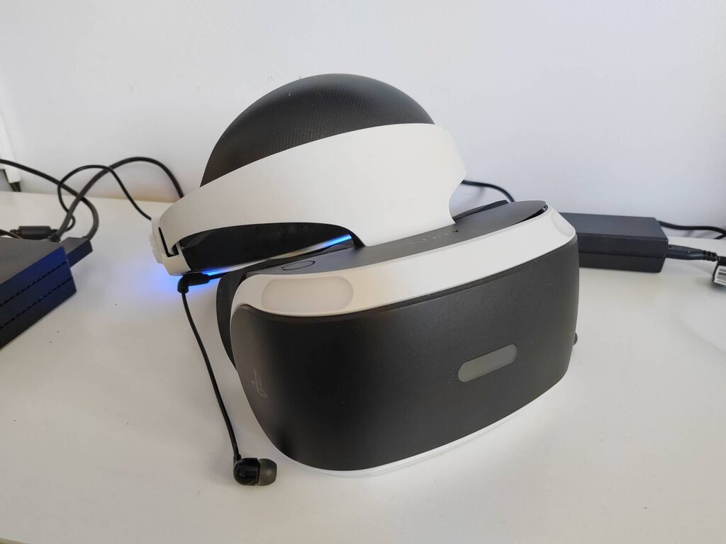 Playstation PS4 VR naočare Prodajem playstation VR naočare sa kamerom