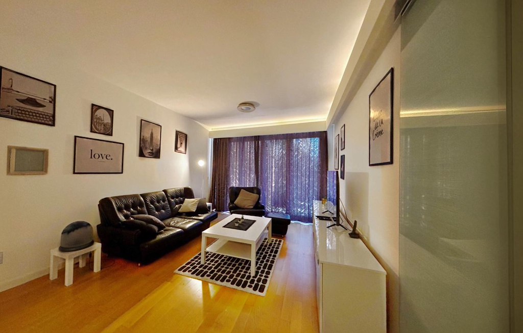 Iznajmljujem Stan Apartman West 65