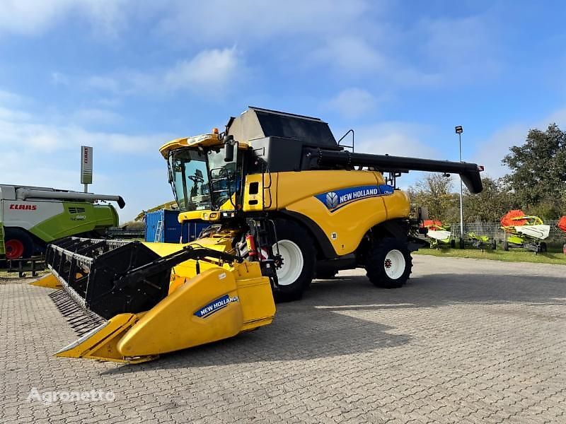 New Holland CR 8080 T4i kombajn za žito