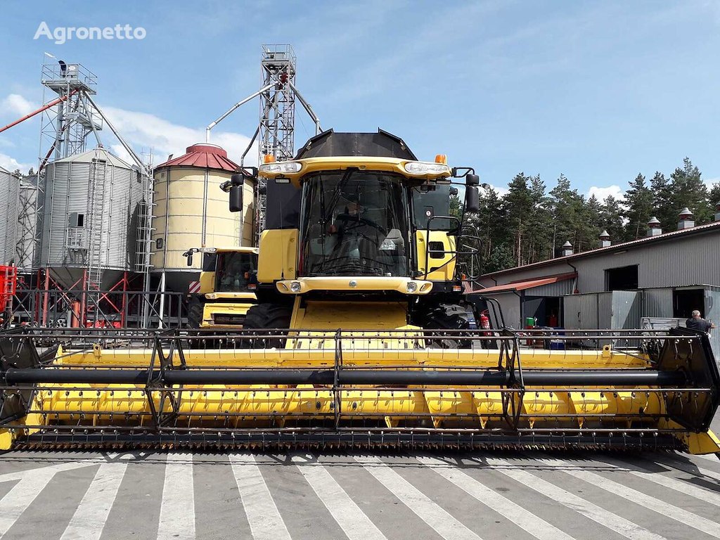 Prodaje se New Holland CX880 kombajn za žito na aukciji