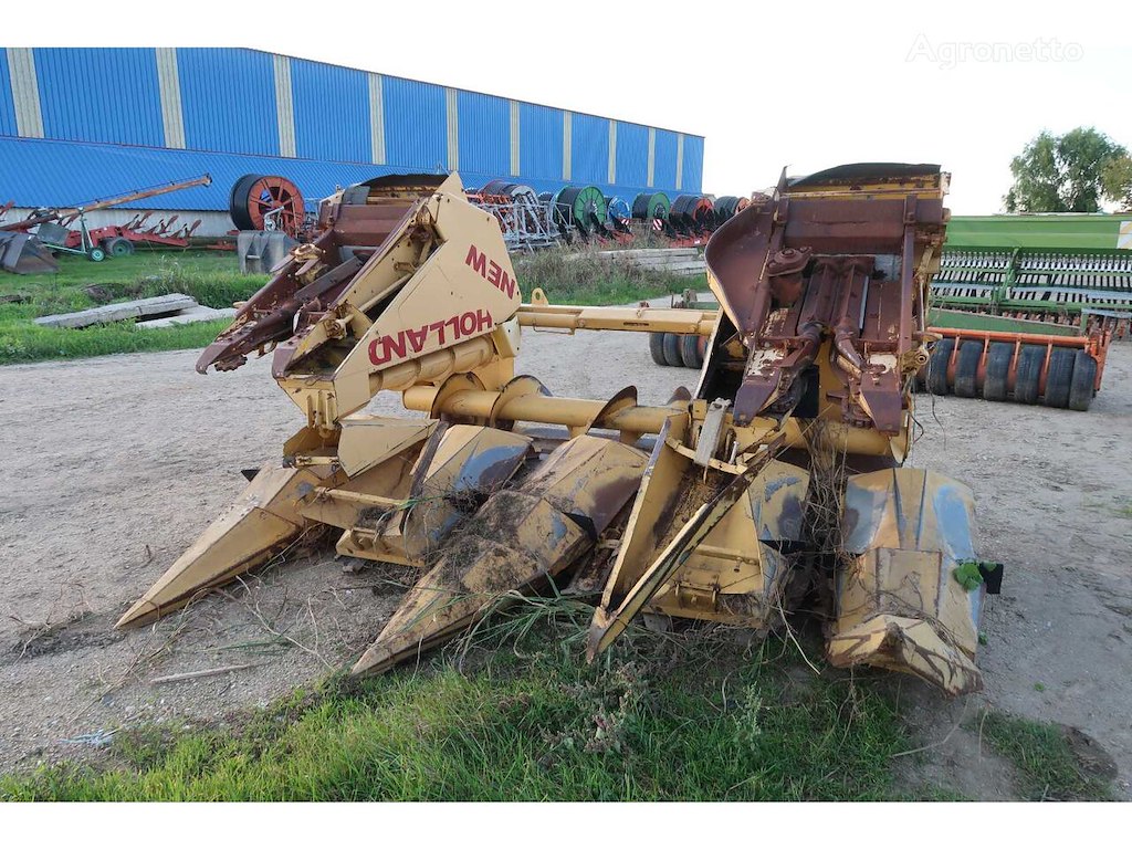 Prodaje se New Holland 813 žetelicu za kukuruz na aukciji