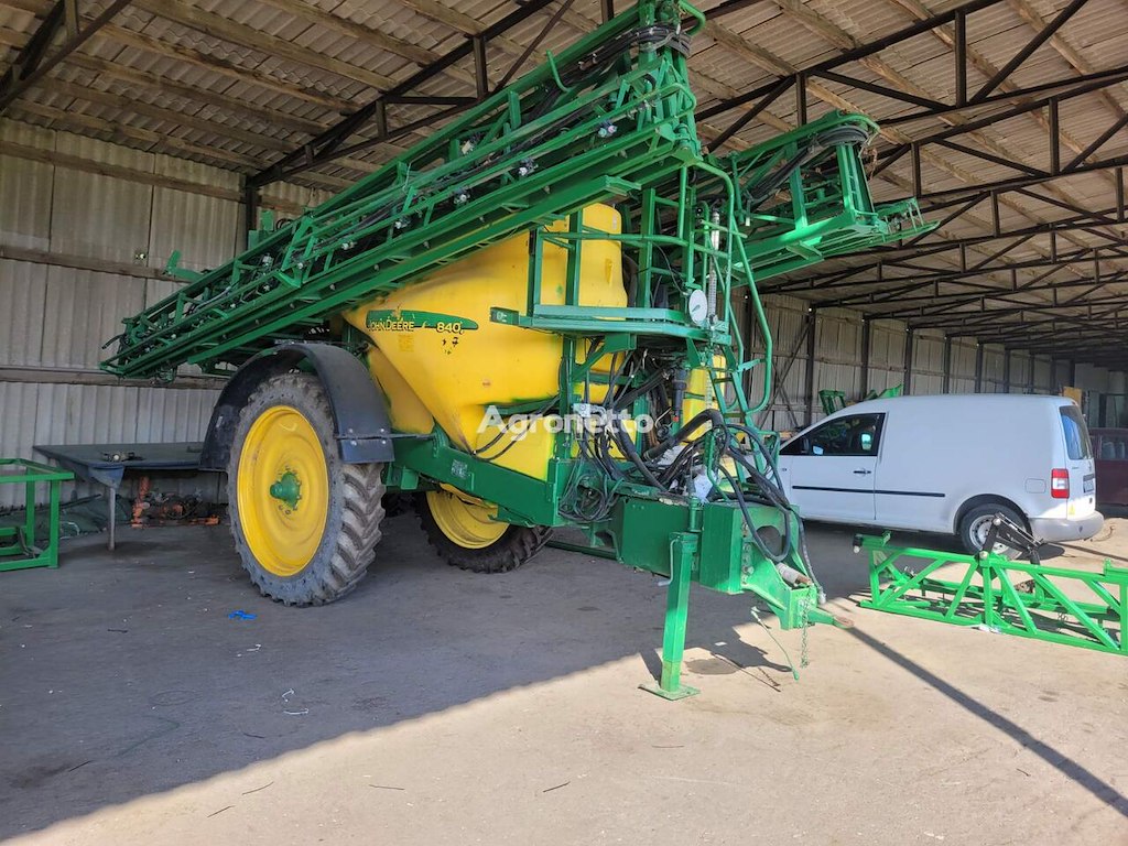 John Deere 840 vučena prskalica