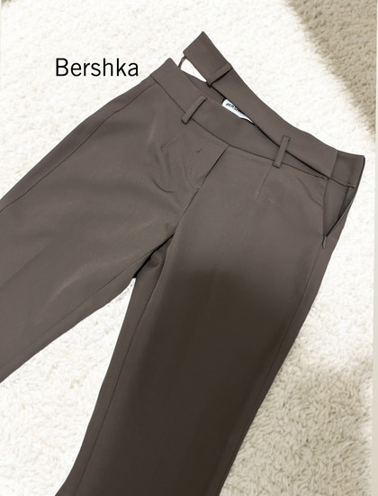 Nove Bershka pantalone