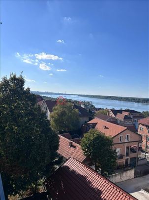 Lep i Svetao stan sa Pogledom na Dunav. Parking